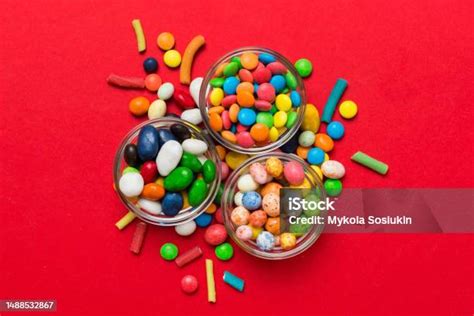 그릇과 항아리에 다른 색깔의 둥근 사탕 복사 공간이있는 다양한 과자 및 사탕의 평면도 0명에 대한 스톡 사진 및 기타 이미지 0명 개성 개념 건강에 좋지 않은 음식