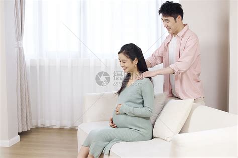 年轻丈夫给怀孕的妻子按摩身体高清图片下载 正版图片506948882 摄图网