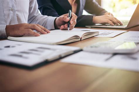 젊은 Businessteam 새로운 시작 프로젝트 차트 및 회의 결과 보여주는 그래프를 논의 비즈니스 회계 및 금융 개념 경영자에 대한 스톡 사진 및 기타 이미지 Istock