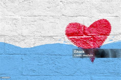 오른쪽에 있는 하나의 큰 빨간색 하트 모양 기호 또는 기호가 텍스트를 위한 충분한 복사 공간을 남기는 흰색 그런지 질감의 흰색 벽돌 벽 벡터 배경의 파란색 물결에 떠