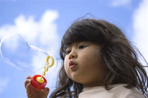 Petite Fille Effectuant Des Bulles Photo Stock Image Du Savon