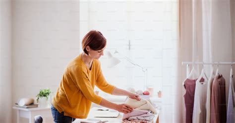 스튜디오에서 일하는 젊은 창조적인 여성 소규모 재단사 창업 사진 Unsplash의 랩톱 이미지