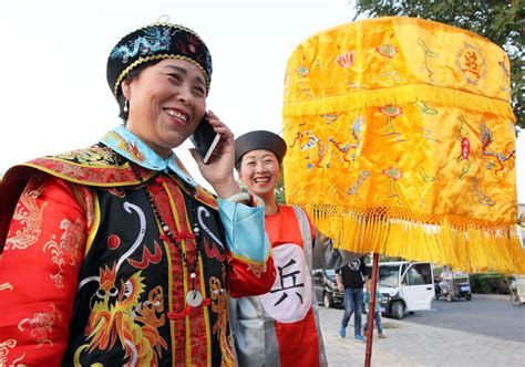 皇帝夜游花间巷吃喝不愁皇后命苦无人搭理级别一样差距太大
