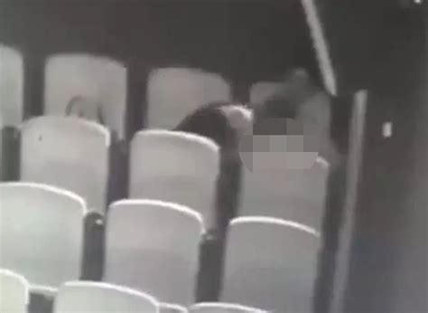 Phát hiện cặp đôi làm chuyện ấy trong rạp tôi cầm đèn pin chĩa thẳng vào họ