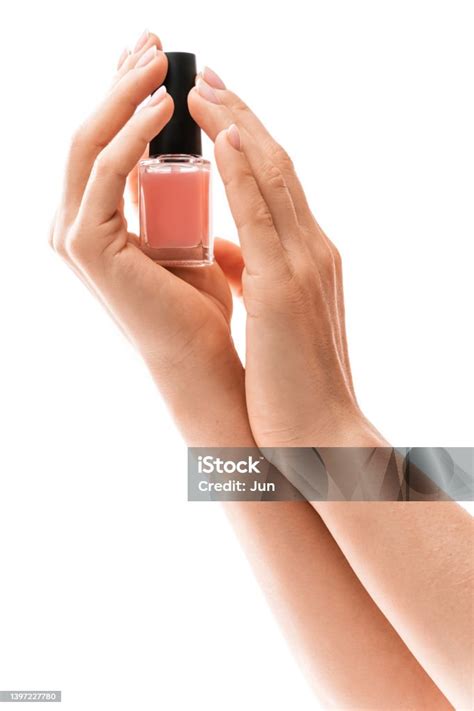 흰색 배경에 분홍색 매니큐어 병을 들고 아름다운 프랑스 매니큐어를 가진 여성 손 건강관리와 의술에 대한 스톡 사진 및 기타 이미지 건강관리와 의술 건강한 생활방식