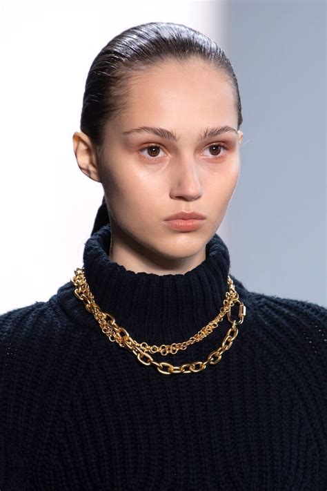 Модные ювелирные тенденции 2021 серьги цепочки и браслеты весна лето