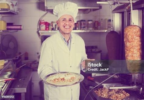 남자 요리 패스트 푸드 레스토랑에서 주방에서 만드는 케밥 요리 고급 요리에 대한 스톡 사진 및 기타 이미지 고급 요리 고기