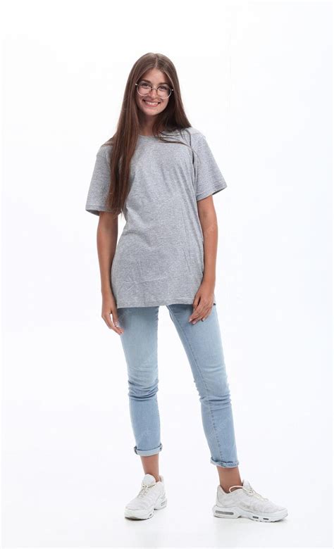 Outfit Con Camiseta Gris Para Mujer 2026 Muy Trendy