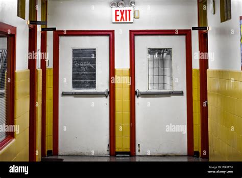 Emergency Exit Sign Babe Hi Res Stock Photography And Images Alamy