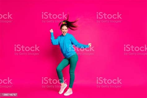 흥분 운이 좋은 젊은 아가씨의 전체 길이 사진은 블루 스웨터 댄스 상승 주먹 고립 밝은 분홍색 색상 배경을 착용 갈색 머리에 대한 스톡 사진 및 기타 이미지 Istock