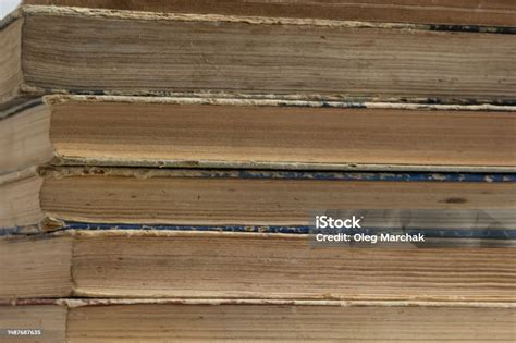 책 배경입니다 도서관에 있는 오래된 책들 책장 가게 지식 출판물 문학 북리쉬 서점 북크로싱 0명에 대한 스톡 사진 및 기타 이미지 Istock