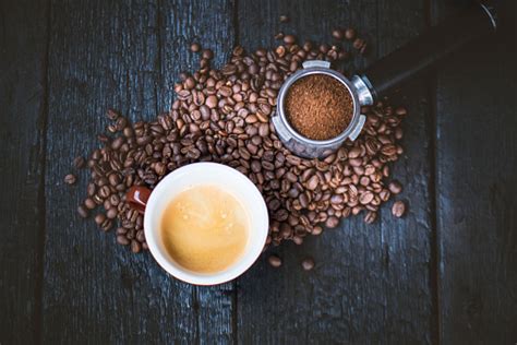 밑이 필터와 나무 검은 표 및 에스프레소 커피 콩 갈기 볶은 커피 콩 에스프레소 커피 추출입니다 에스프레소의 준비 검은색에 대한 스톡 사진 및 기타 이미지 Istock