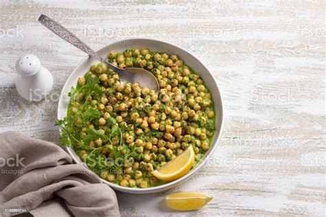 흰색 나무 배경에 파슬리와 레몬을 곁들인 녹색 소스에 병아리콩 을 삶아 0명에 대한 스톡 사진 및 기타 이미지 0명 건강한 생활방식 건강한 식생활 Istock