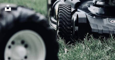 낮 동안 푸른 잔디 깎는 기계에 검은 색과 빨간색 타기 사진 Unsplash의 무료 녹색 이미지