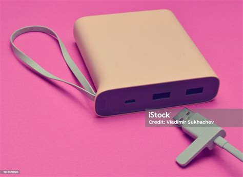 Usb 케이블로 스마트 폰과 가젯을 충전 하기 위한 외부 배터리 핑크 배경 클로즈업 전원 은행 현대 기술 Usb 케이블에 대한