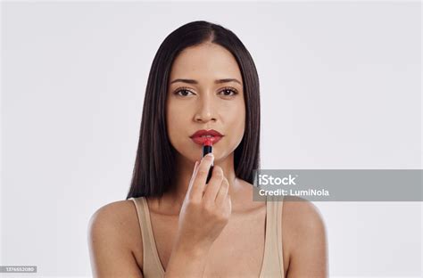 빨간 립스틱을 바르는 아름다운 젊은 여성의 스튜디오 샷 20 29세에 대한 스톡 사진 및 기타 이미지 20 29세 25 29세 갈색 머리 Istock