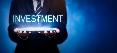 비즈니스 사람들은 투자라는 단어를 제안합니다 비즈니스 투자 개념 사업가는 어두운 톤 배경에 가상 홀로그램 주식을 보여주고있다 보케 배경이있는 넓은 구성 경영자에 대한 스톡