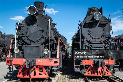 기차역 플랫폼 옆에 있는 오래 된 증기 기관차 레트로 기차 가을에 대한 스톡 사진 및 기타 이미지 가을 강철 검은색 Istock
