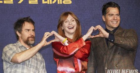 K 하트로 인사하는 영화 아가일 주역들 [쿠키포토]