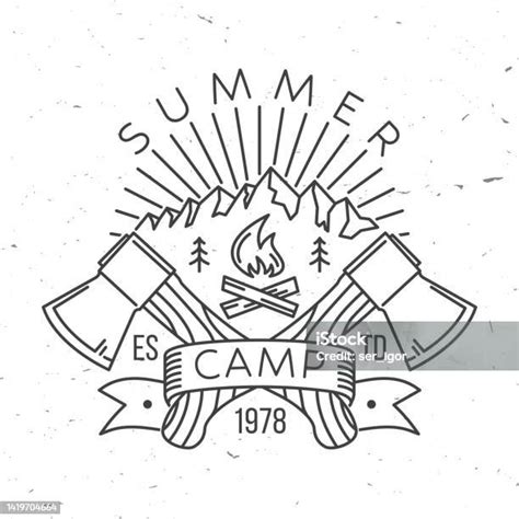 여름 캠프 벡터 일러스트레이션 셔츠 또는 로고 인쇄 우표 또는 티에 대한 개념 도끼 캠프 파이어 숲 및 산 실루엣이있는 빈티지 라인 아트 타이포그래피 디자인 캠핑 인용문 0