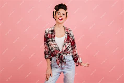 Великолепная девушка кинозвезды смотрящая на камеру Вид спереди очаровательной молодой женщины