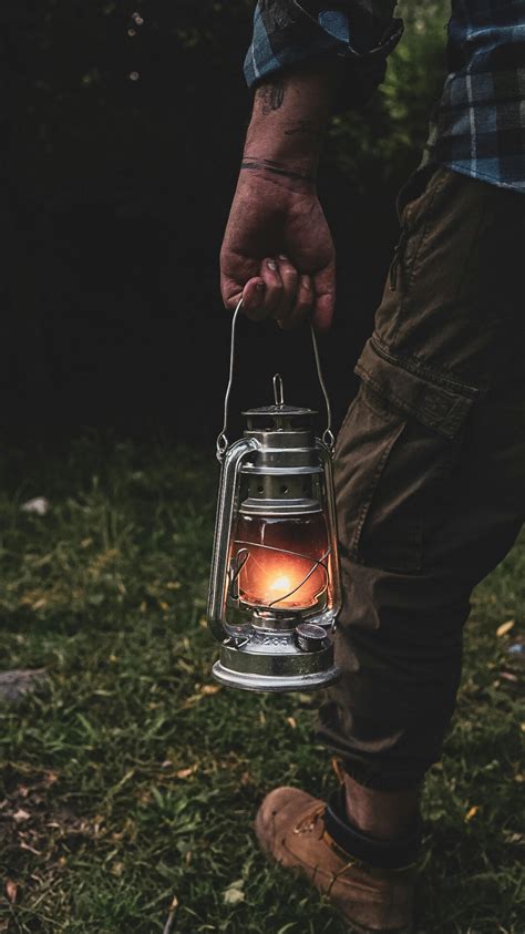 가벼운 거친 걷고 있는 고독 광야 길 남성 남자 등불 랜턴 램프 러스틱 모험 미스터리 바위투성이의 밤 부시크래프트 부츠 빈티지 삼림지대