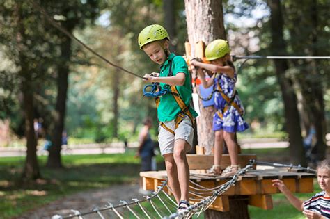 로프 길에 등반 활동에서 보호 하네스와 안전 헬멧에 두 아이 소년과 소녀 거리에 대한 스톡 사진 및 기타 이미지 거리 균형