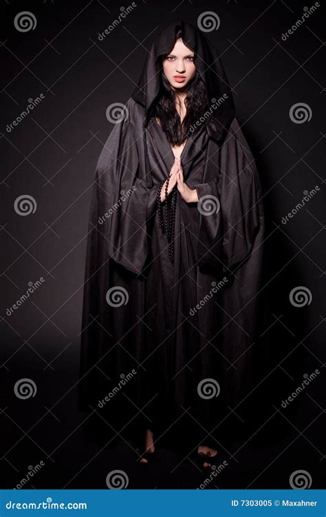 Ragazza Sensuale In Attrezzatura Della Suora Immagine Stock Immagine Di Caucasico Mani 7303005