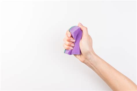 여성 손에 설거지 용 스폰지 여성의 손짓이나 흰색으로 고립된 표지판 손은 설거지 와 청소 를위한 스폰지를 보유하고 가사 집안일에 대한 스톡 사진 및 기타 이미지 Istock