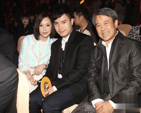 顾纪筠63岁与继子在家喝酒庆生，22年相处感情融洽 360娱乐，你开心就好