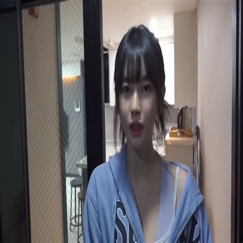 윗집이 겁나 쿵쾅 거리고 시끄러워서 한마디 할려고 올라갔더니 겁나 이쁜 여자가 나와 사과하며 전구 좀 갈아 윗집이 겁나 쿵쾅