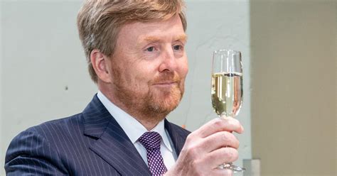 Koning Keert Terug Van Vakantie Na De Val Van Het Kantinepraat