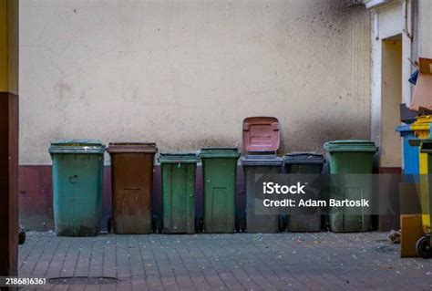 연립 주택의 마당에 있는 다채로운 쓰레기통 폐기물 분리 0명에 대한 스톡 사진 및 기타 이미지 0명 개념 거리 Istock