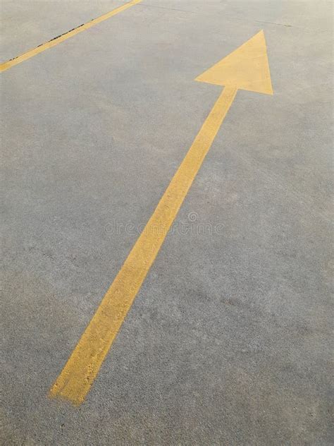 Signo De Flecha Amarilla En Concreto Foto De Archivo Imagen De