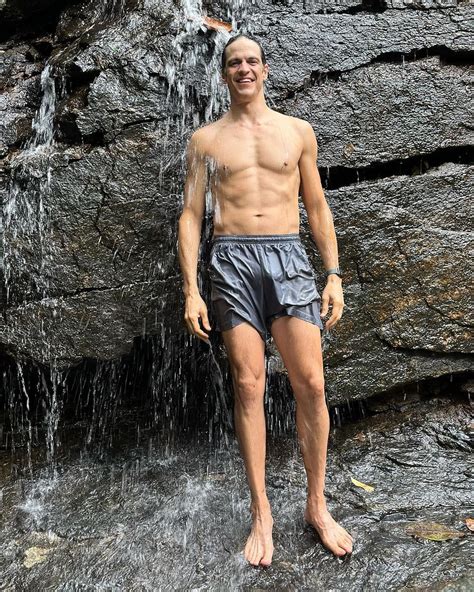 Mateus Solano Faz Trilha Da Pedra Da Gávea Com Amigos E Termina Passeio Com Banho De Cachoeira