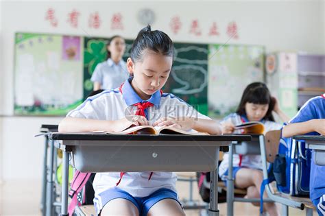 课堂上认真上课的小学生同学高清图片下载 正版图片500603627 摄图网