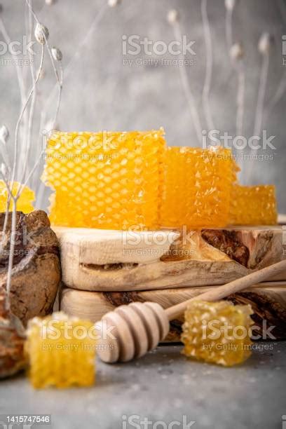 벌꿀 빗 건강과 아름다움을위한 유용한 강화 된 꿀벌 제품 채식주의 식단 유기농 제품 0명에 대한 스톡 사진 및 기타 이미지 0명 건강관리와 의술 과당 Istock