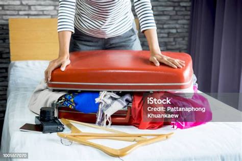 여행 및 휴가 개념 행복 여자 포장 물건과 침대에 가방에 옷을 많이 준비 그녀의 여행 및 여행 가득 찬에 대한 스톡 사진 및 기타 이미지 Istock