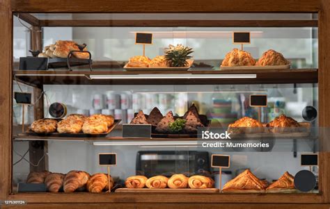 ขนมปังอบและของหวานหลากหลายในตู้โชว์แก้วที่เบเกอรี่ ภาพสต็อก ดาวน์โหลดรูปภาพตอนนี้ ร้านขนมปัง
