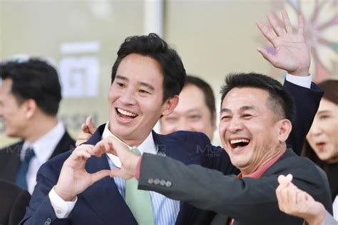 Photo Gallery ชลน่าน พิธา โชว์หวานประกบมือรูปหัวใจ ให้คำมั่น เพื่อไทย ไม่ทิ้ง ก้าวไกล ลั่น