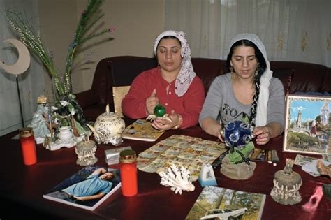 Şimdilerde Los Angelesa Taşınan Romanyanın En Ünlü Cadısı Mihaela Minca