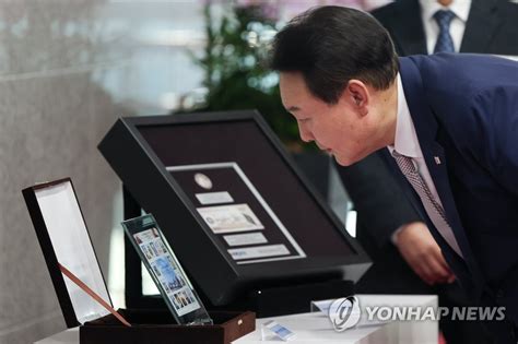 바라카 원전 방문시 양국 정상 교환 기념물 보는 윤석열 대통령 연합뉴스