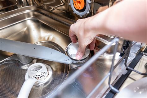 식기 세척기 기계 소금 용기의 상단을 열고 물 연화 세척 마진 유지 보수 개념 막힌에 대한 스톡 사진 및 기타 이미지 막힌 식기세척기 가사 집안일 Istock