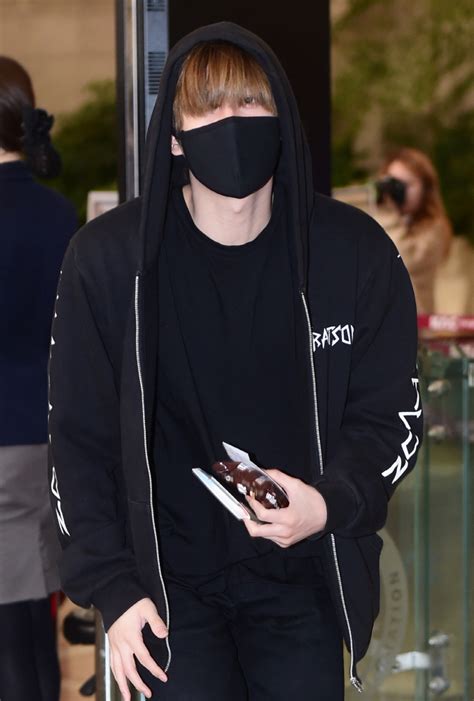 블락비 재효 눈만 빼꼼