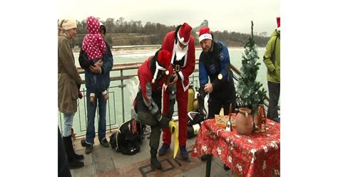 Дядо Коледа и Снежанка се гмурнаха в морето в Бургас Снимки