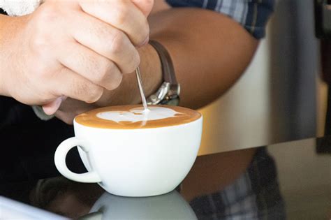 커피 컵의 우유에 바리 스타가 그림을 그려 라 떼 아트를 만듭니다 기포 음료에 대한 스톡 사진 및 기타 이미지 기포 음료