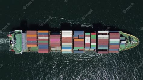 바다에서 화물 컨테이너 선박의 항공 보기 프리미엄 사진