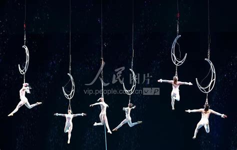 河北沧州：吴桥杂技上演 “非遗视觉盛宴” 人民图片网