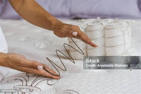 매트리스는 여성의 손에 봄 포켓 독립적 인 스프링 매트리스를 채우는 개념 매트리스에 대한 스톡 사진 및 기타 이미지 매트리스 용수철 주머니 개인 장식품 Istock