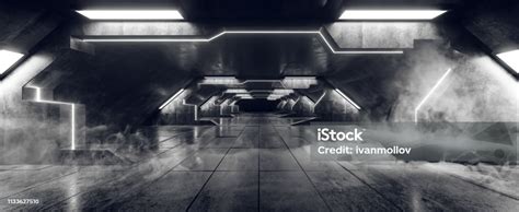연기 흰색 미래 지향적 인 삼각형 외계인 우주선 네온 빛나는 어두운 긴 큰 홀 복도 터널 그런 지 콘크리트 반사 타일 바닥 게이츠 빈 공간 3d 렌더링 0명에 대한 스톡
